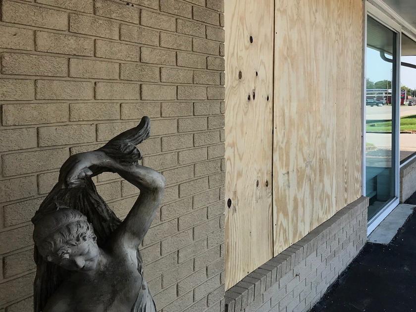 Front window broken out at Village Shoppe | Local News | timesdaily.com