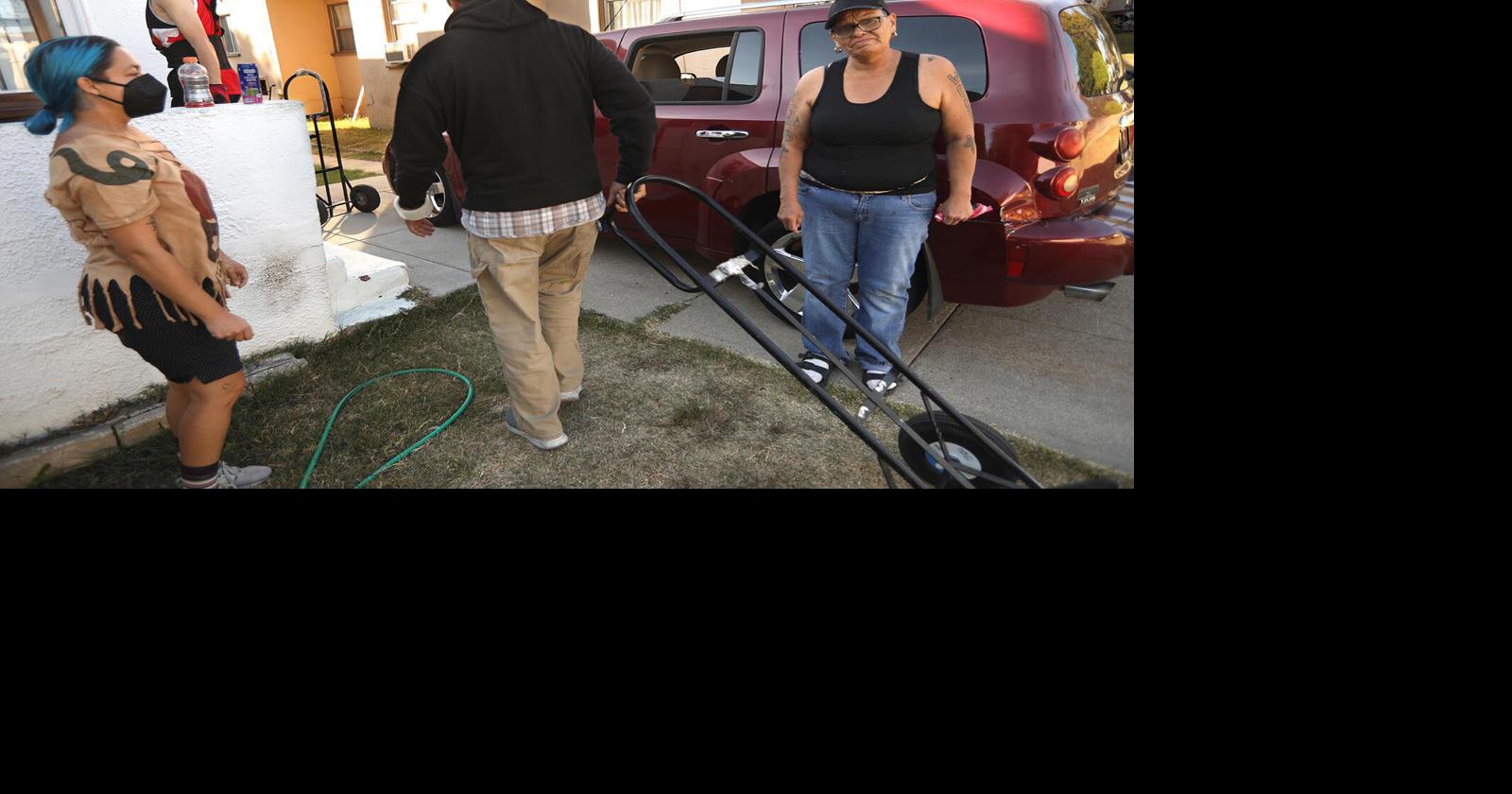 LIFE-LA-HOMELESS-WOMAN-GOODBYE-3-LA | | timesdaily.com