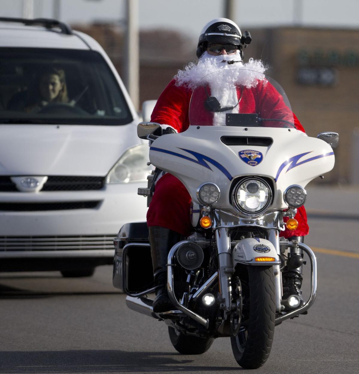 Florence Police Dress As Santa Claus And Patrol For Good Drivers Gallery