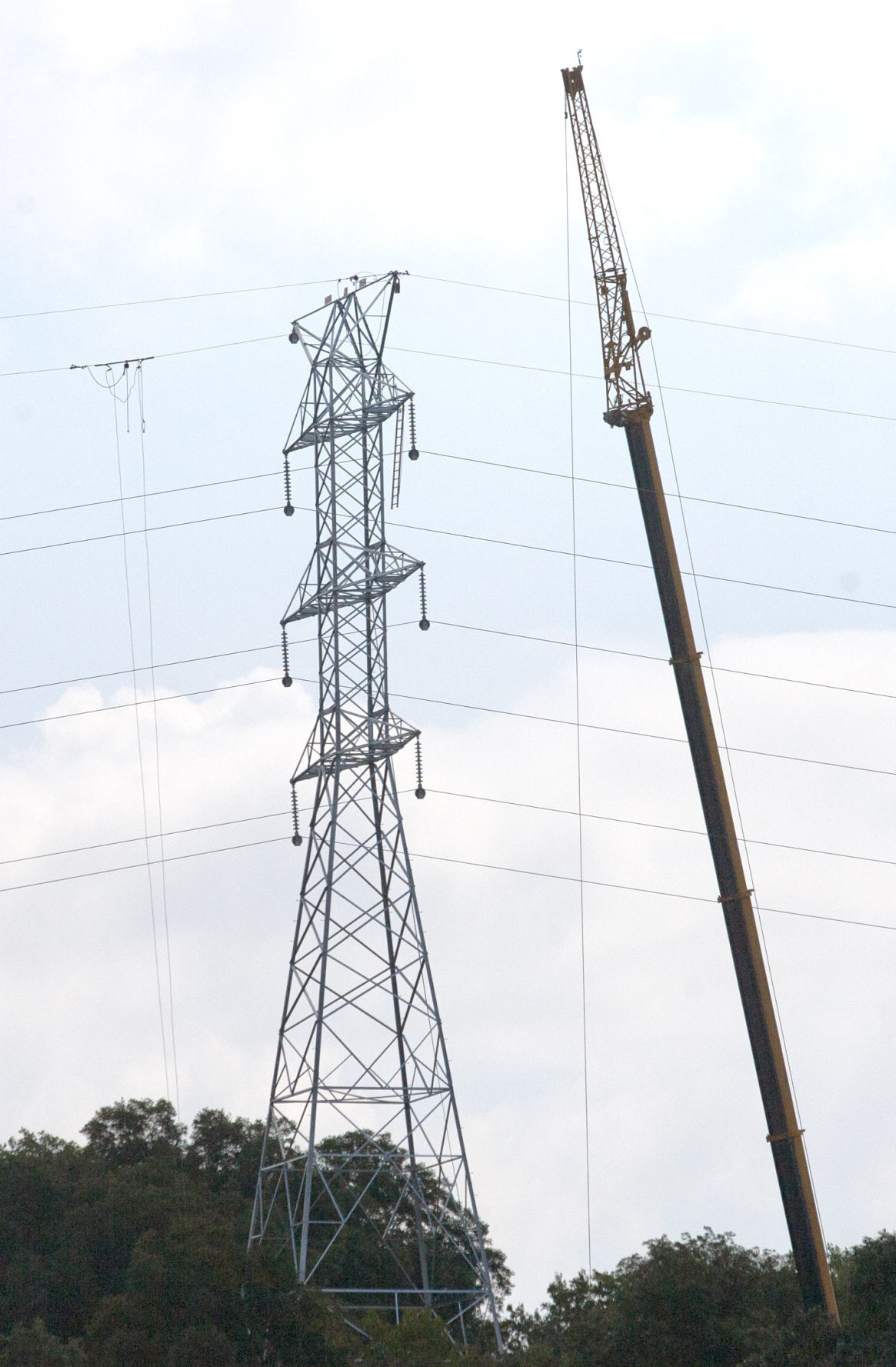 TVA pulls power lines across the Tennessee River and local power outage ...