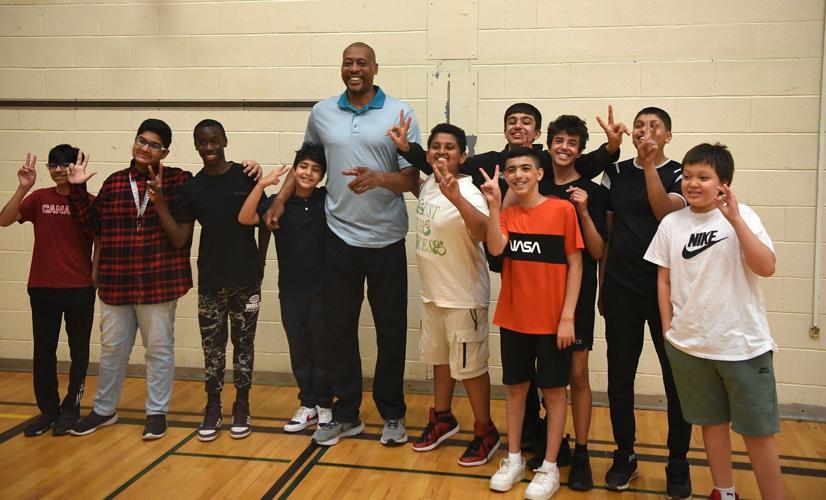 Ex-NBAer Jamaal Magloire surprises students at North York's Valley Park ...