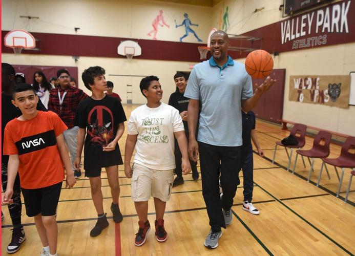 Ex-NBAer Jamaal Magloire surprises students at North York's Valley Park ...