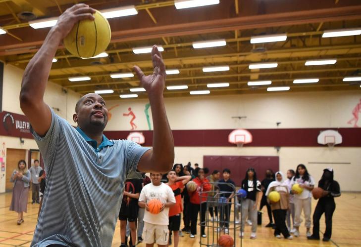 Ex-NBAer Jamaal Magloire surprises students at North York's Valley Park Middle School