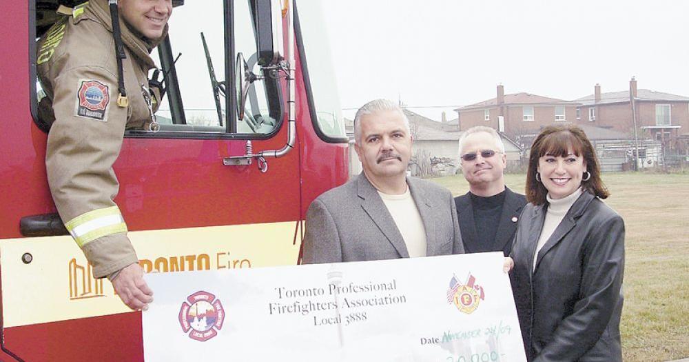 Firefighters give $20,000 to Bob Leek Park