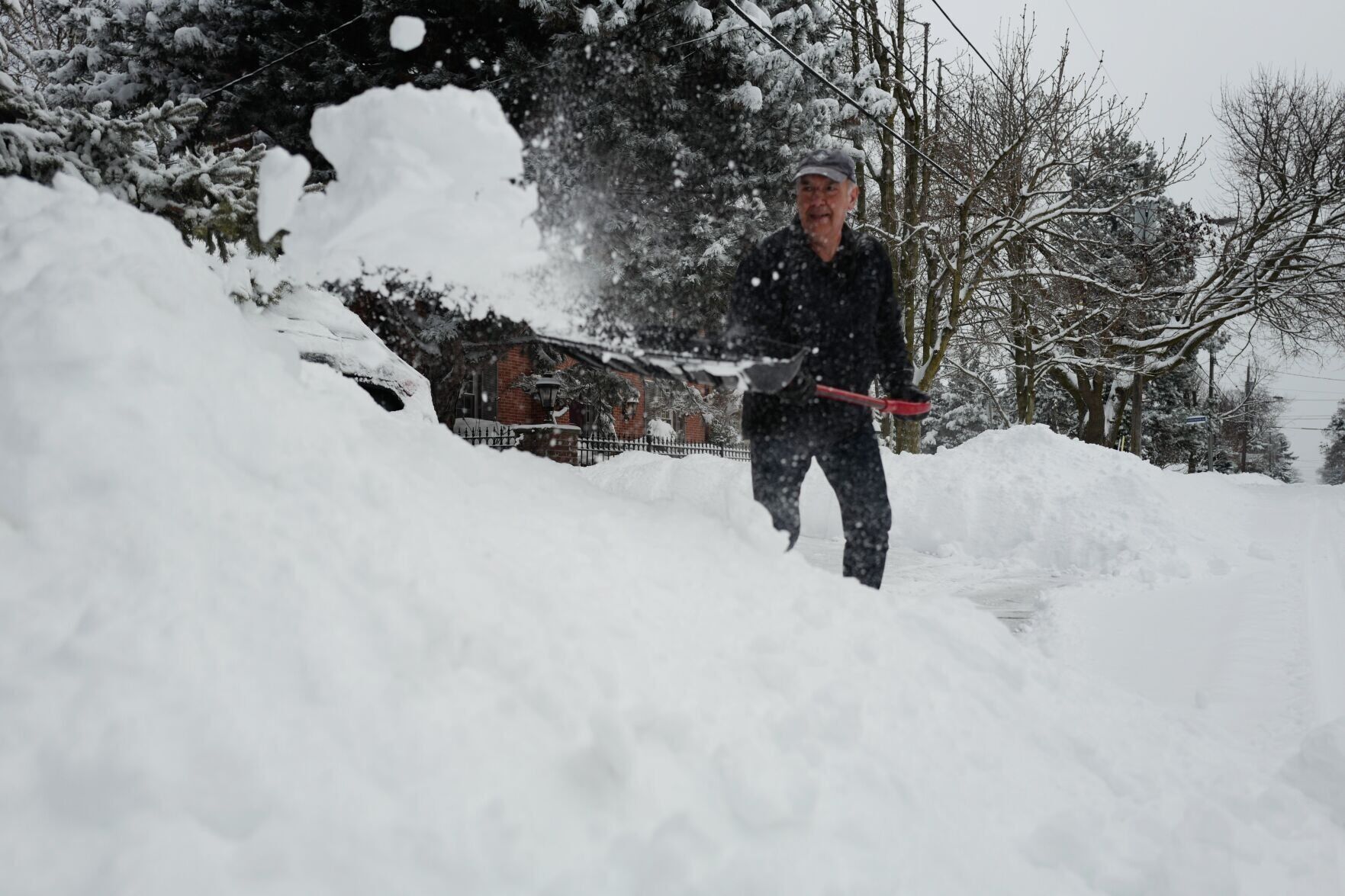 Spike in heart attacks linked to shovelling snow in Ontario
