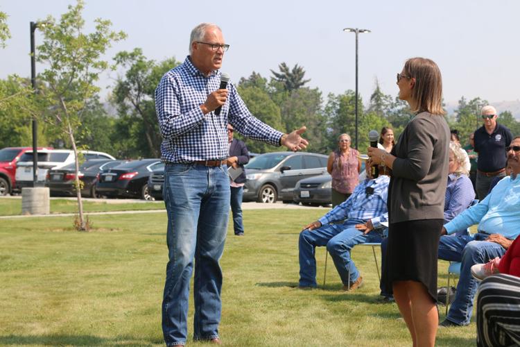 Amid fires, Gov. Inslee visits the Colville Reservation | News ...