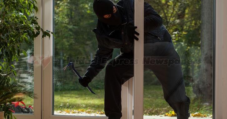 Housekeeper confronts intruder in bedroom | News Extra ...