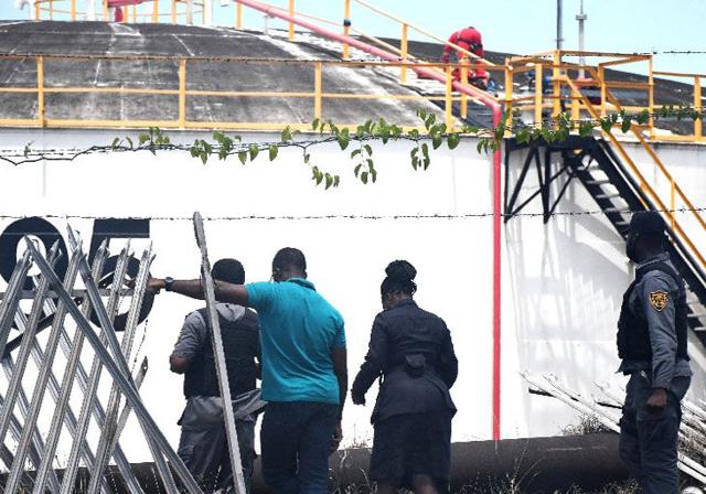 Man threatens to jump from Paria fuel tank | Local News ...