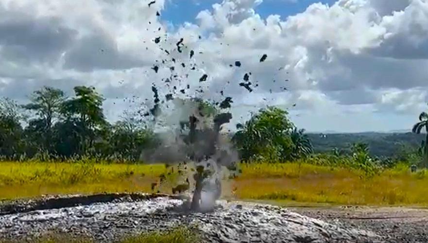 Widening fissures and bubbling mud sparks fear in Piparo | News Extra ...