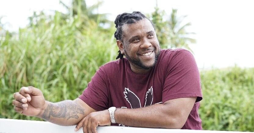 ‘Meh Neighbour Yard’ … Chris Rojas scores with an ole yuletide family ...