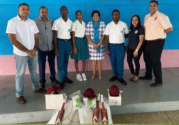 Tabaquite Sec receives cricket gear | Local Sports | trinidadexpress.com