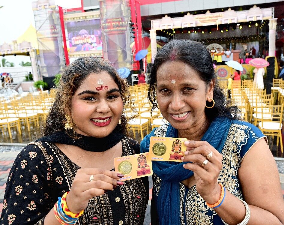 Scores turn out to see Ramlalla murti | Local News | trinidadexpress.com