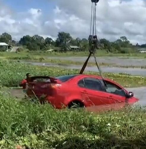 Car plunges into lagoon | News Extra | trinidadexpress.com
