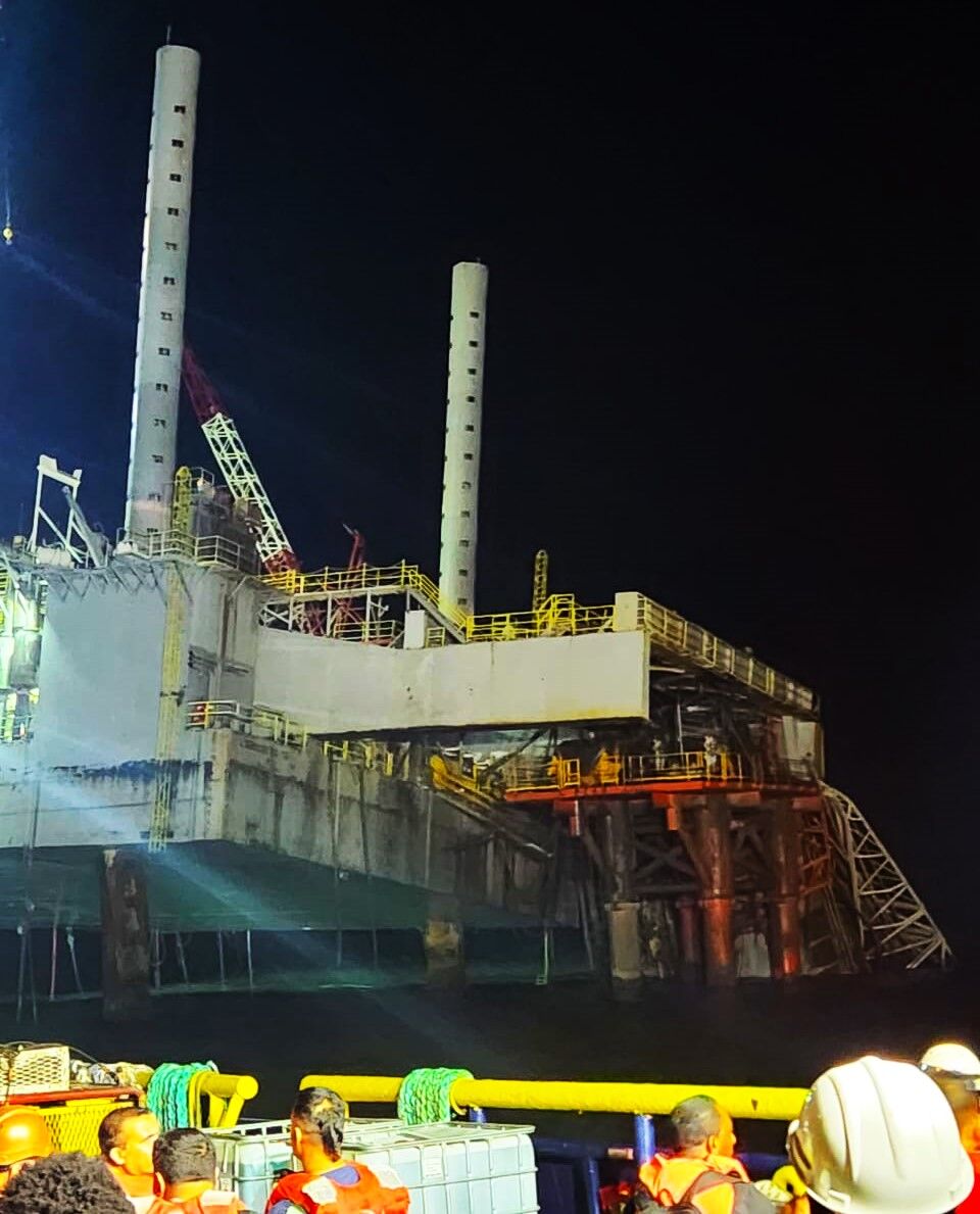 Evacuation as oil rig collapses in the Gulf of Paria | News Extra | trinidadexpress.com