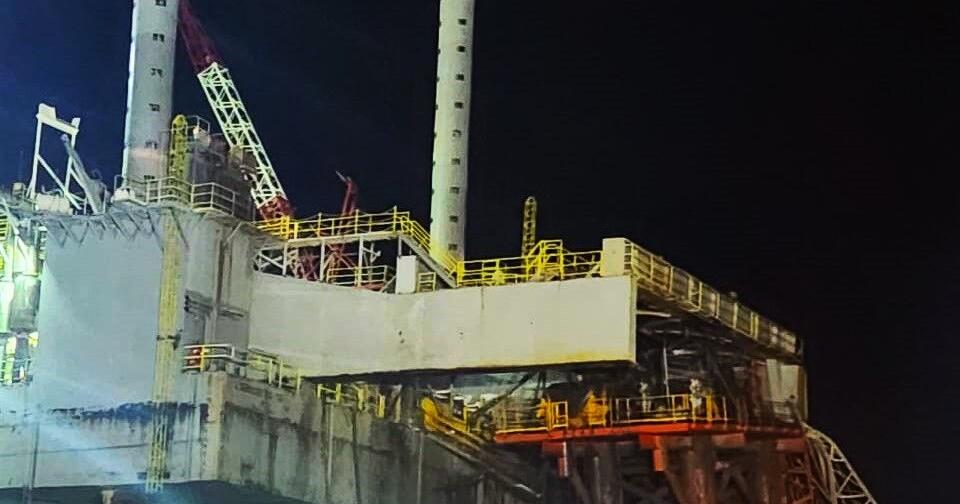 Evacuation as oil rig collapses in the Gulf of Paria | News Extra | trinidadexpress.com