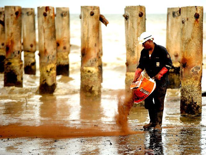 IMAGES OF THE OIL SPILL DISASTER | Local News | trinidadexpress.com