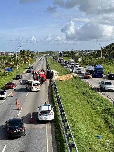 Truck and taxi in Gasparillo accident | News Extra | trinidadexpress.com