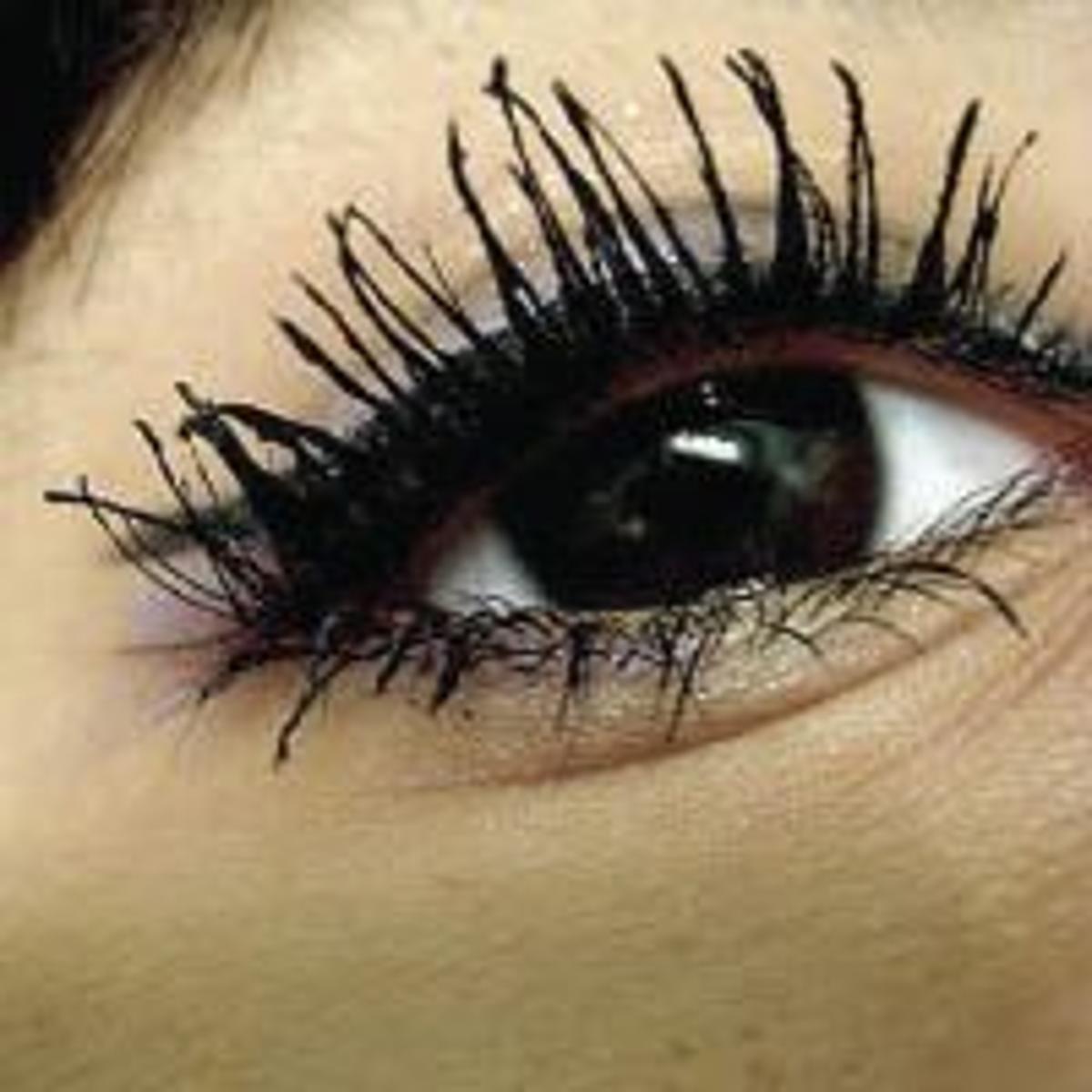 why does mascara look clumpy