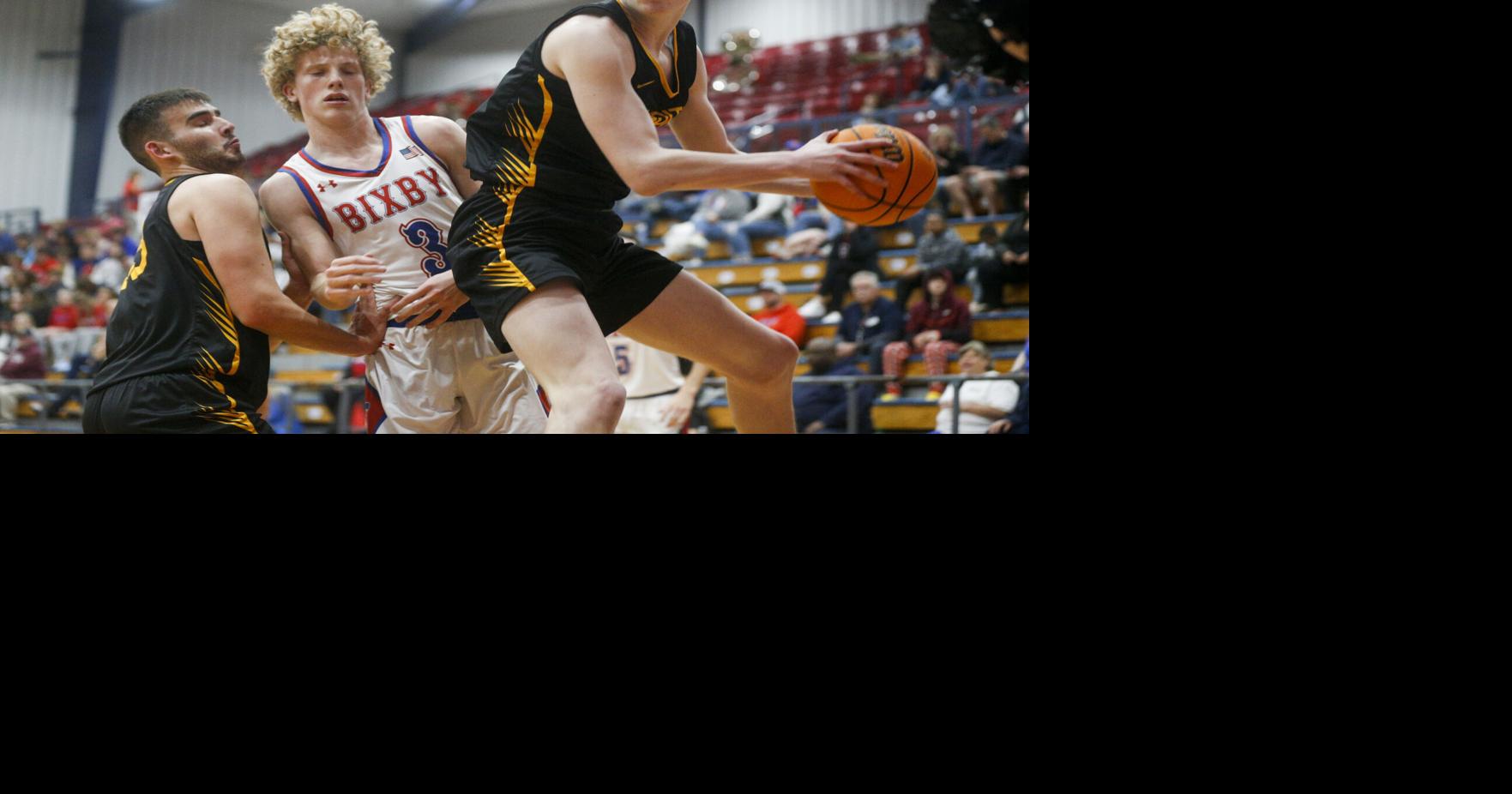 Basketball season starts for Sandites, Pirates