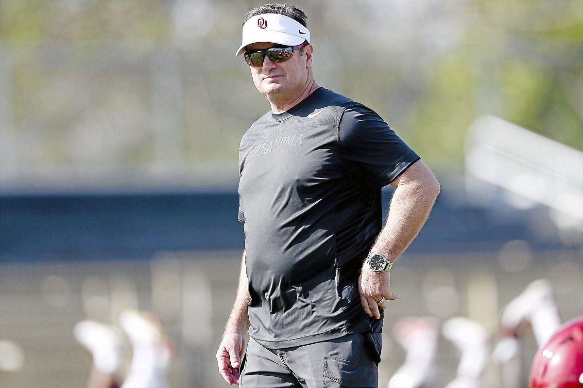 Video reportedly shows Bob Stoops dancing at four-star recruit's home