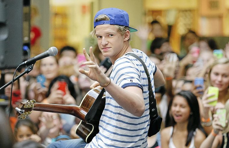 Cody Simpson plays for screaming teens at Tulsa Promenade