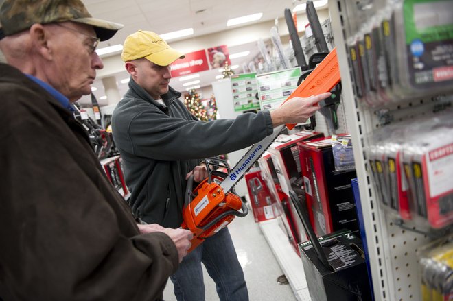 Sears CEO vows to improve sales, clothing