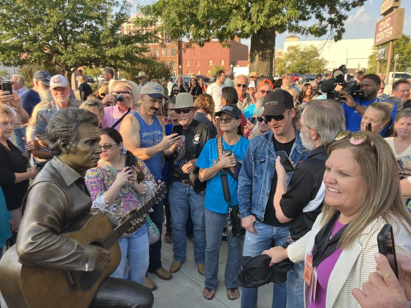 Merle Haggard statue unveiled in Muskogee