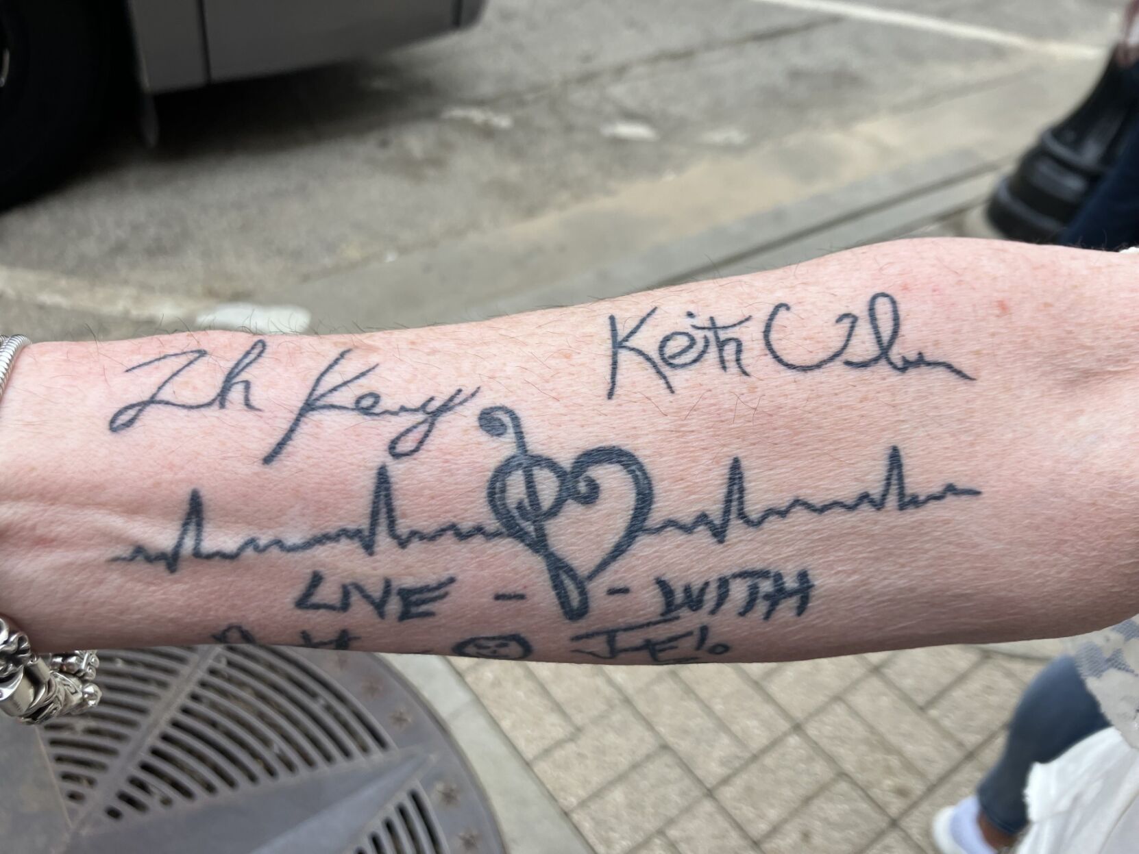 Keith Urban attracts fans to Tulsa filming of 'The Road'