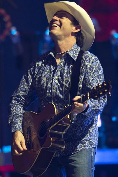 Garth Brooks expected at National Fiddler Hall of Fame event