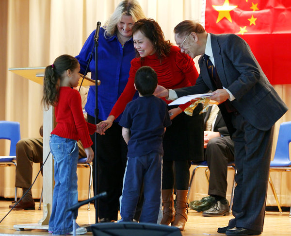 Kids greet Chinese principal