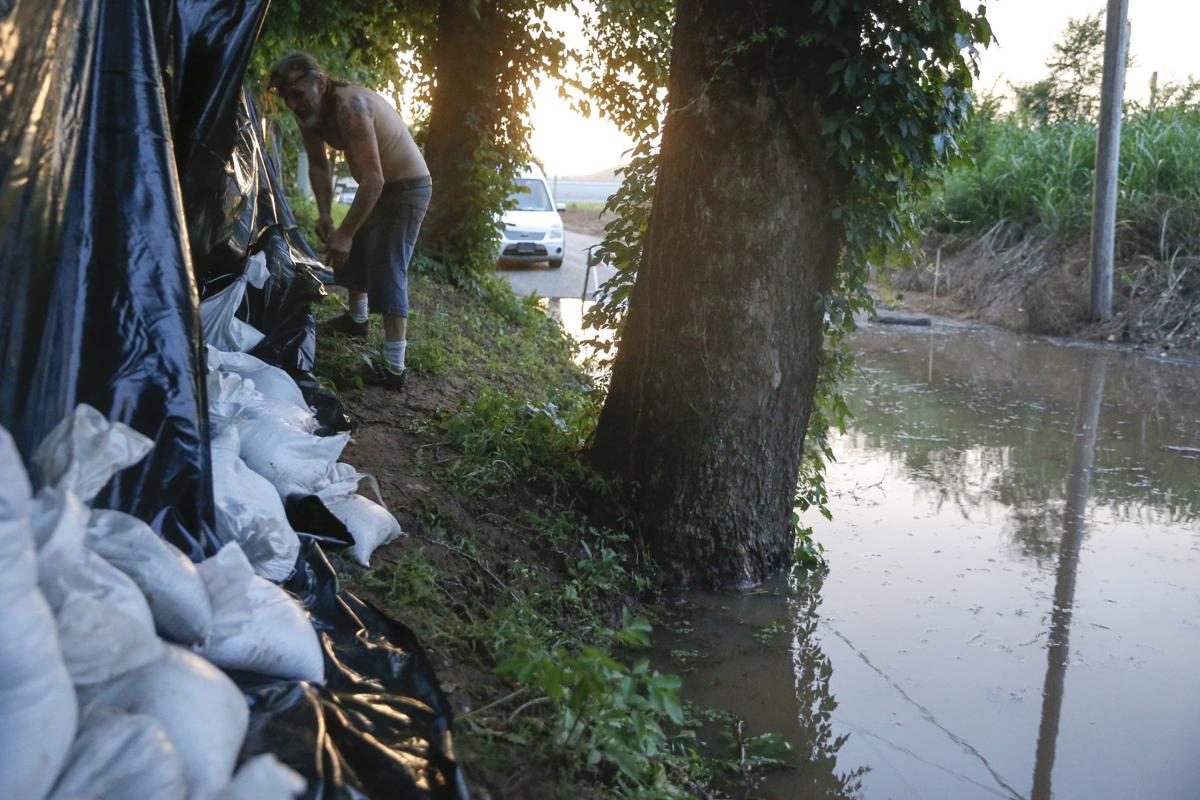 Neighborhood west of Arkansas River evacuated because of leaking berm ...