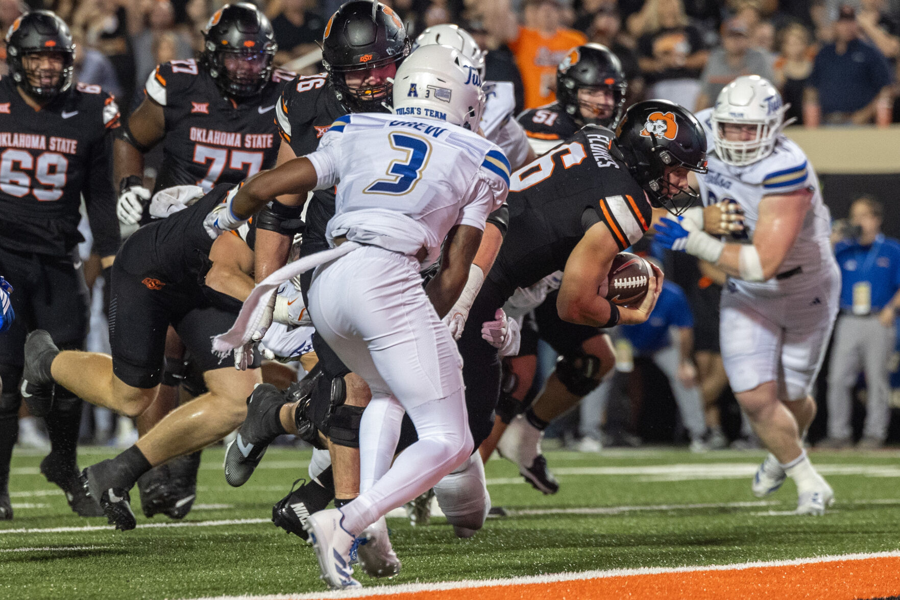 Oklahoma State's Zane Flores develops through QB challenges