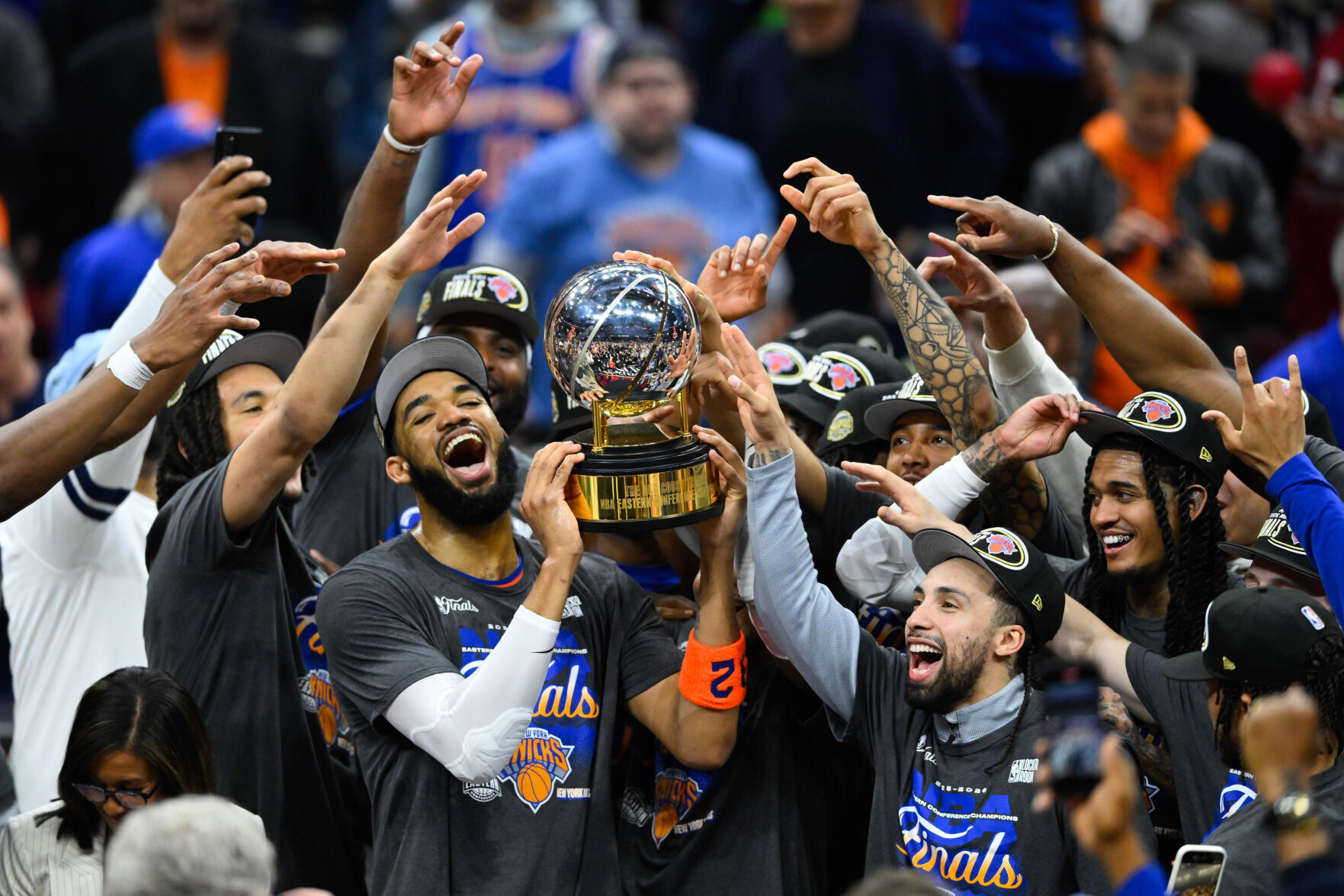 New York Knicks center Karl-Anthony Towns (32) lifts the 2026 Eastern ...
