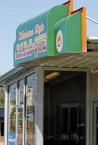 Oklahoma Style Bar-B-Que: Bar-B-Que place offers memorable smoked meats