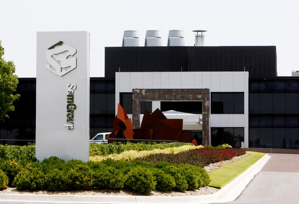 SemGroup, on brink, replaces CEO