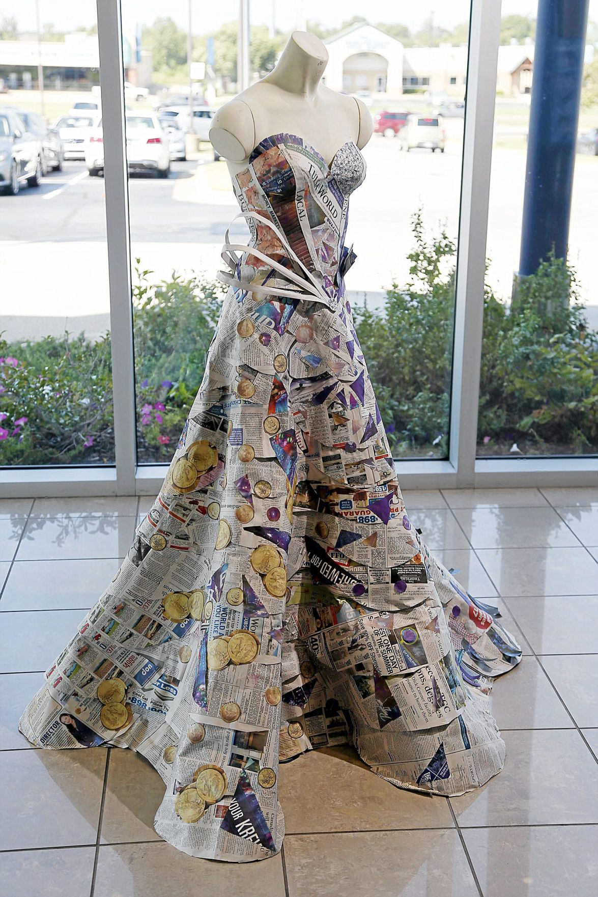Photo gallery: Designers create amazing dresses from newspapers ...