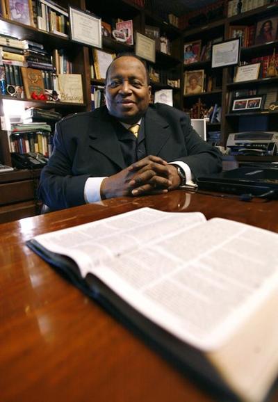 Tulsa pastor of St. Andrew Baptist Church named instructor of year