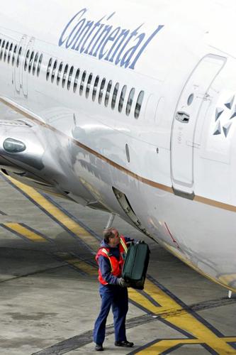 Airlines fight easier unionizing