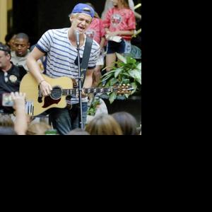 Cody Simpson plays for screaming teens at Tulsa Promenade