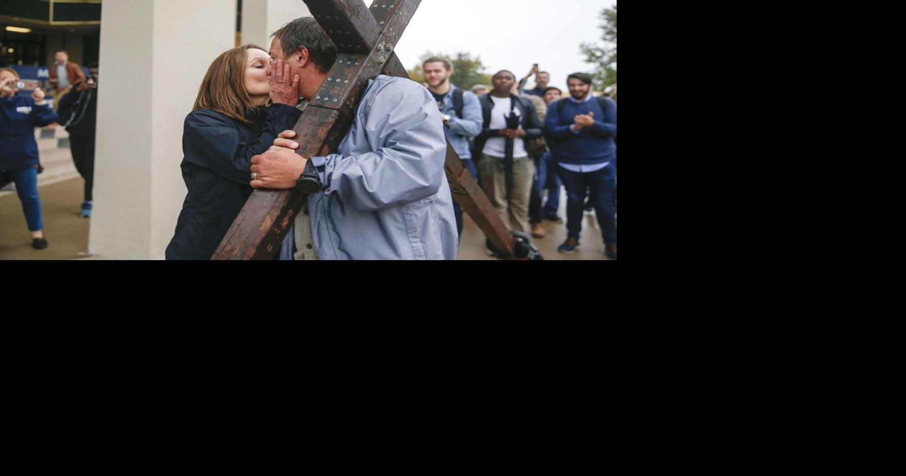 Photo gallery: Carrying the cross around the world
