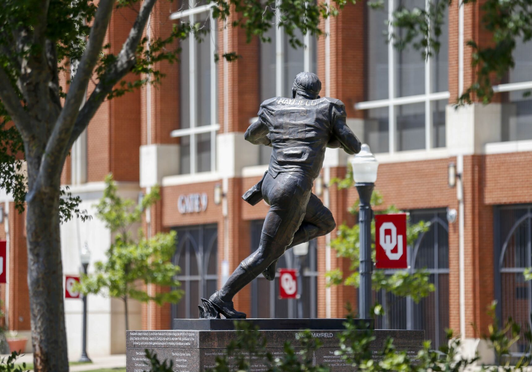 'A guy in motion': Sculptor Brian Hanlon captured Baker Mayfield's spirit in Heisman Park Statue