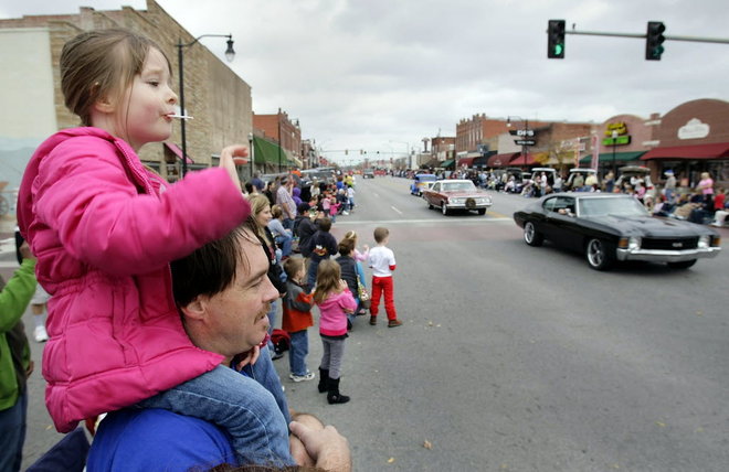 Thousands turn out for Broken Arrow parade
