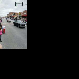Thousands turn out for Broken Arrow parade