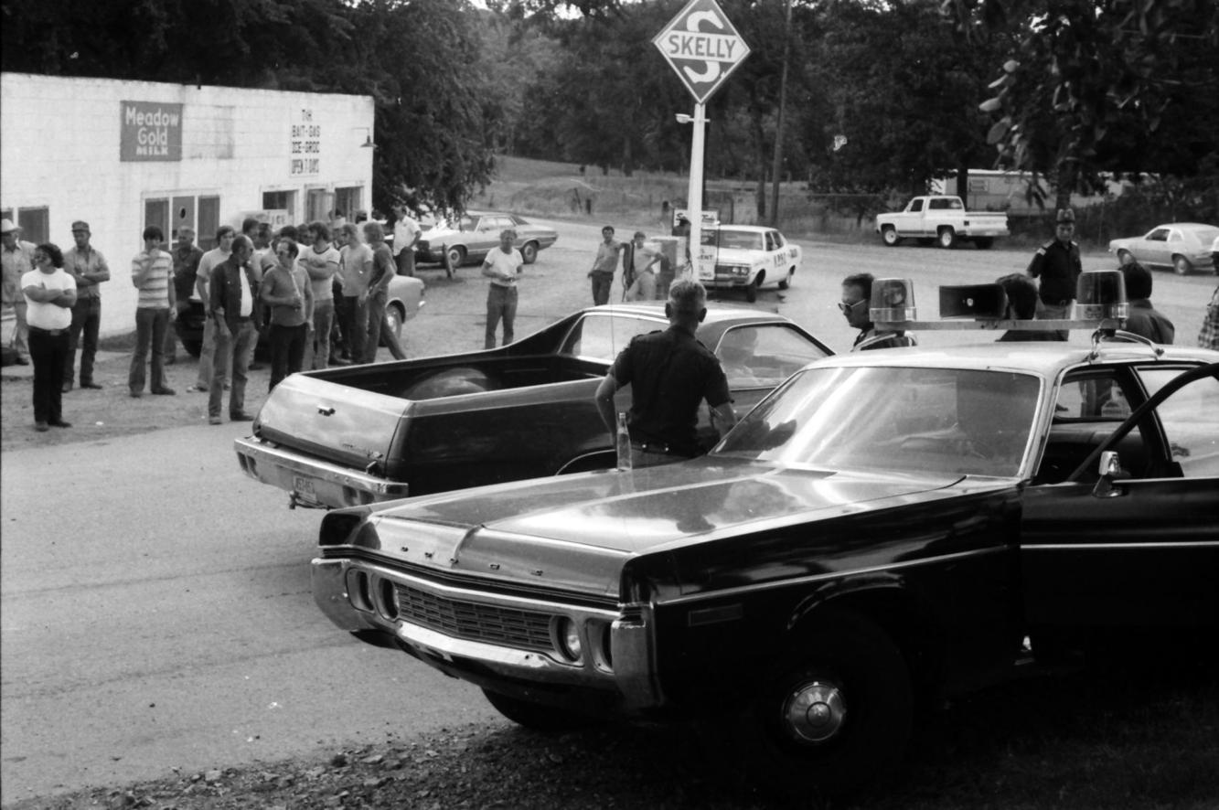 Gene Hart collapses, dies