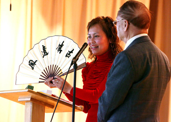 Kids greet Chinese principal
