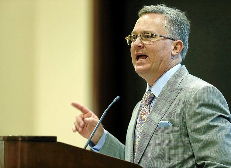 Southern Illinois coach Barry Hinson charms in his return "home" to Tulsa