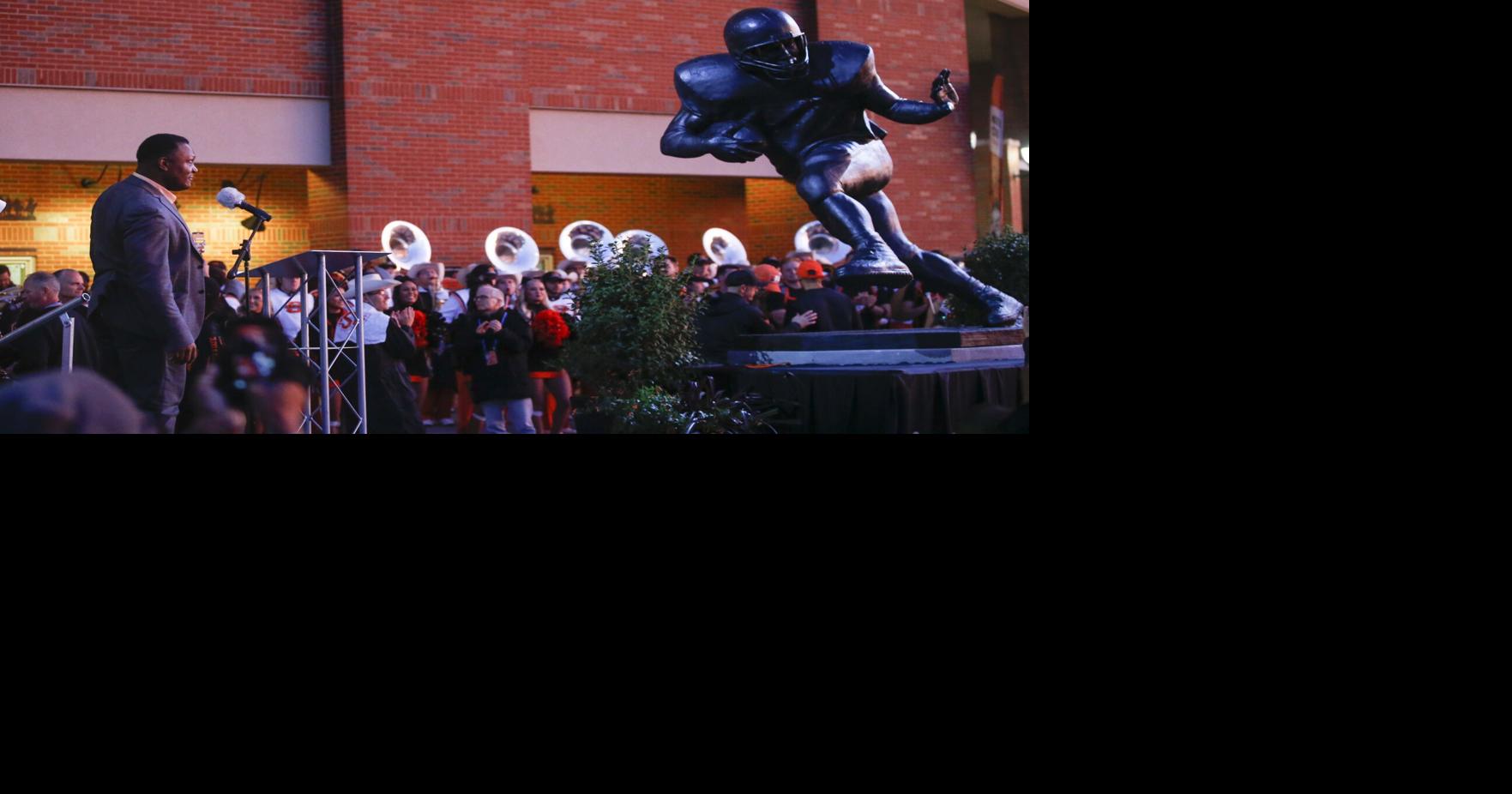 Barry Sanders returns to Stillwater for statue unveiling, induction ...