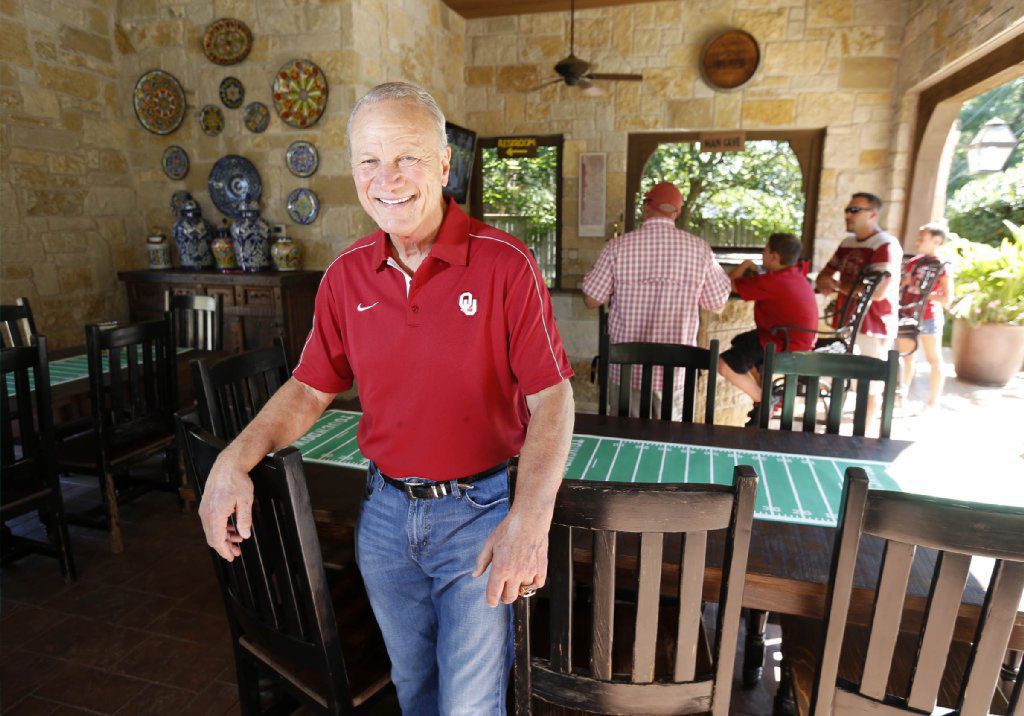 Barry Switzer raves about Earl Campbell; opposes Houston for Big 12