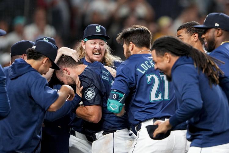 Sights, sounds (and dogs) from Mariners’ epic comeback win over White ...