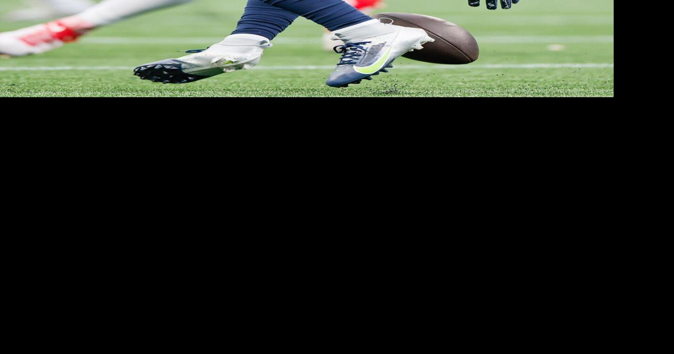 Bad snaps, bad penalties, angry teammates all part of sloppy Seahawks ...